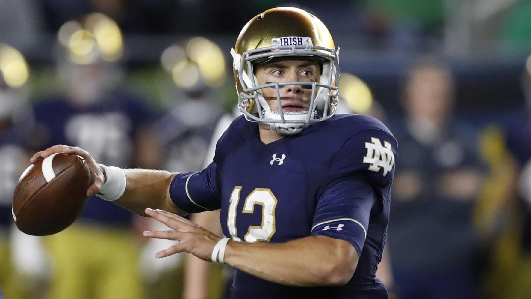 Ian Book Has Been Unbelievable At QB For The 2020 Notre Dame Fighting ...