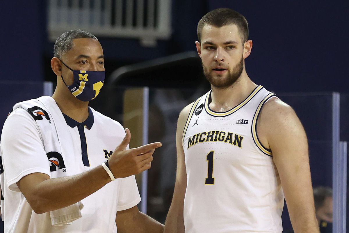 Hunter Dickinson & Juwan Howard Deserve To The B1G Freshman & Coach Of ...