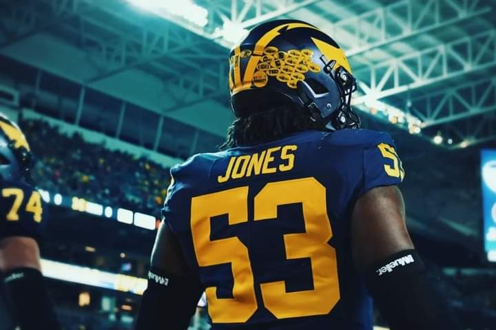 Trente Jones Starts At RT For The 2022 Michigan Wolverines 🏈 Team ...