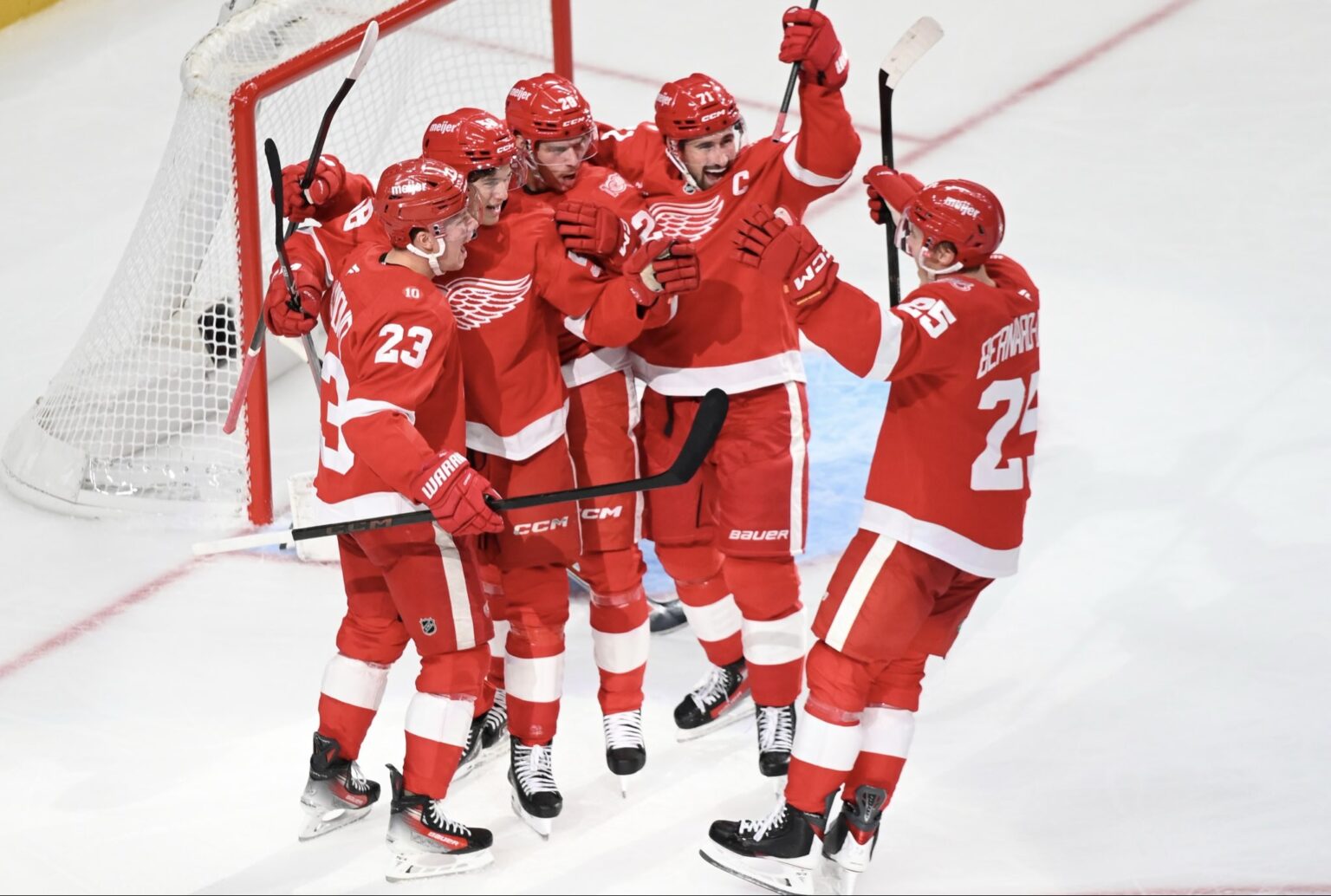 DETROIT RED WINGS 2 20 YEAR OLD PLAYERS SCORE THEIR 1ST CAREER GOALS IN ...